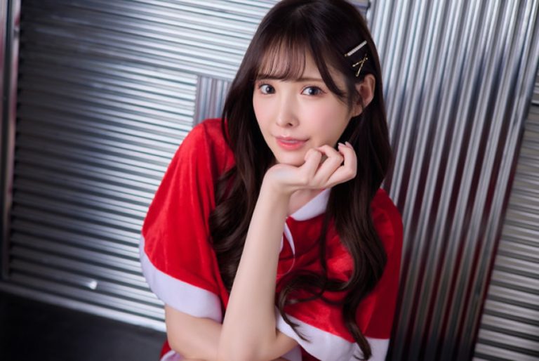 最近，桥本妹纸在网络上认识了一位擅长撩妹的高手，我们就称呼他为她的男朋友吧。他们约好在咖啡店见面，整个过程被秘密拍摄。